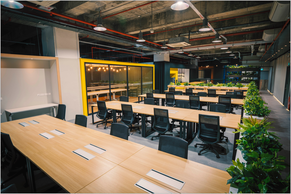 Spaceship Co-Warehouse Fixed Desk Space